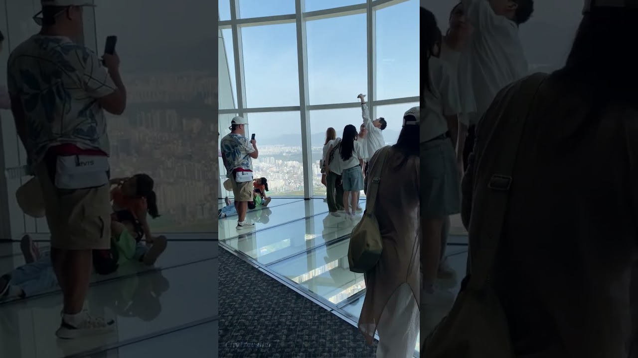 Lotte World Tower: 120th floor on glass floor - City Traveller Europe